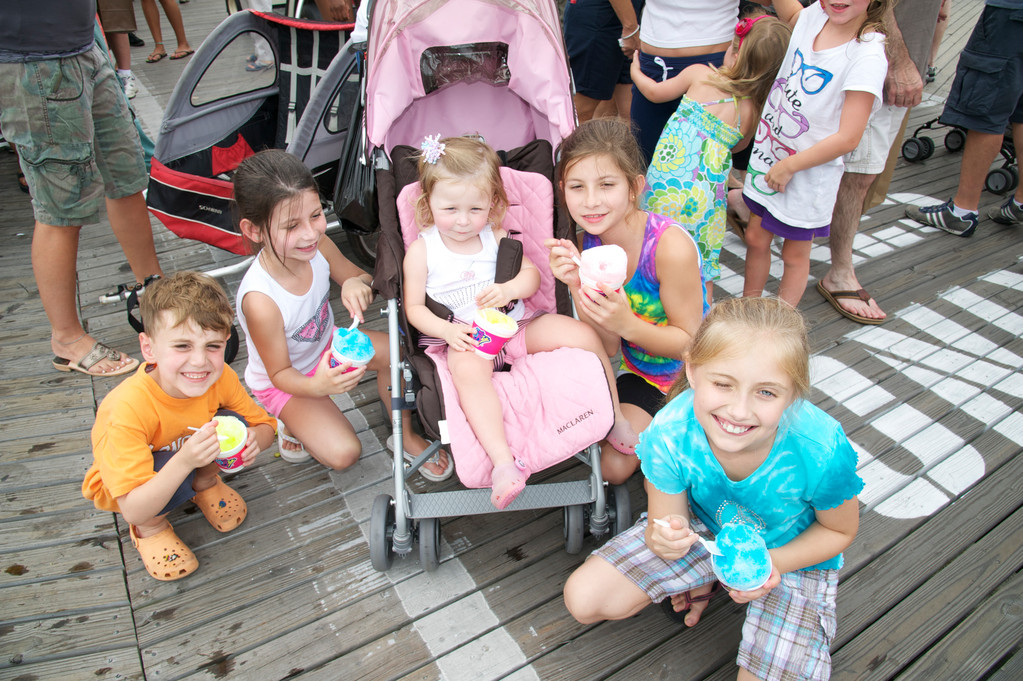 Thousands turn out for annual Long Beach Arts & Crafts Festival ...
