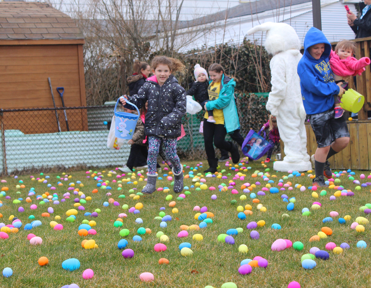 Backyard egg hunt draws dozens of children | Herald Community ...