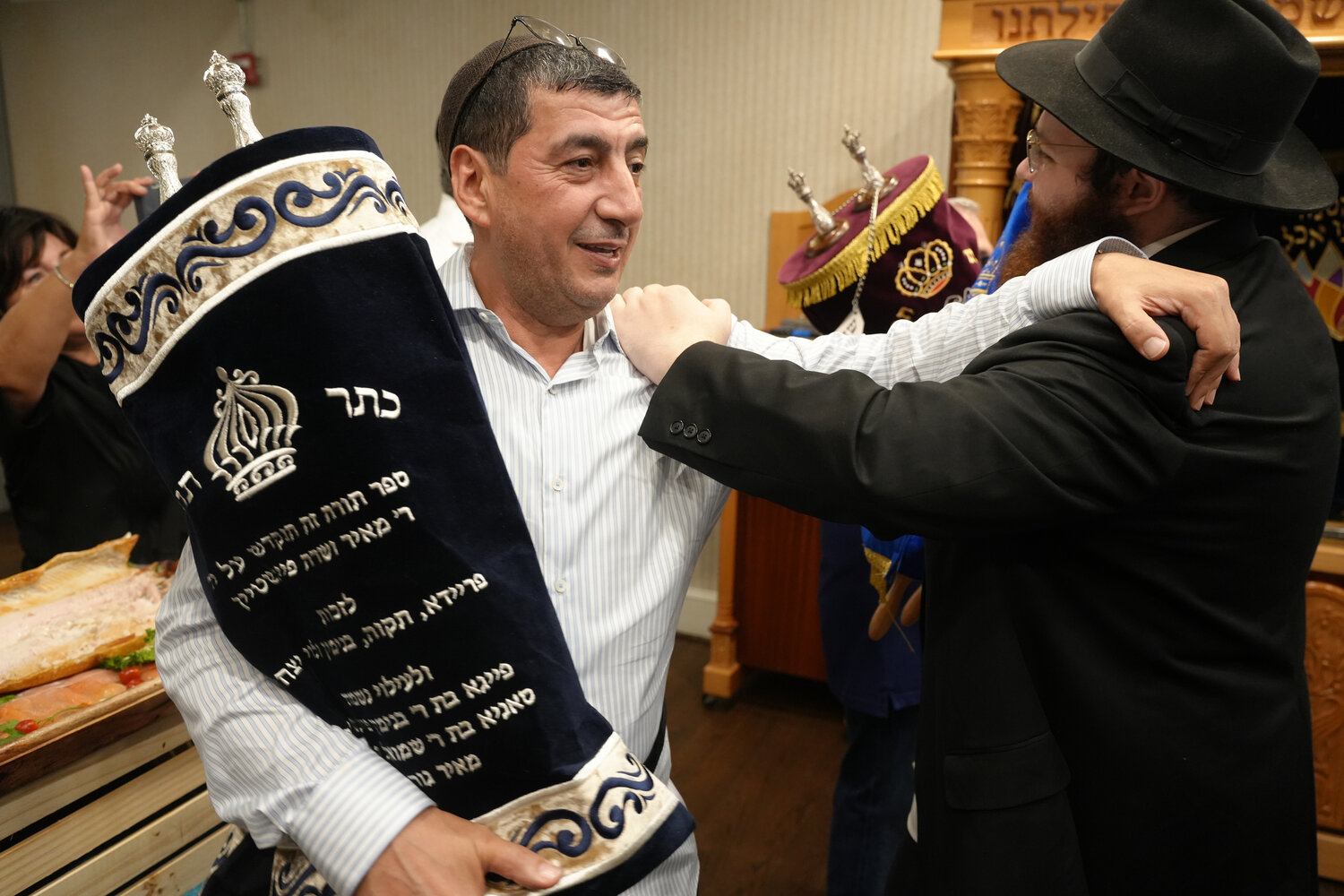 PHOTOS: The new Torah celebration at the Chabad of the Five Towns ...