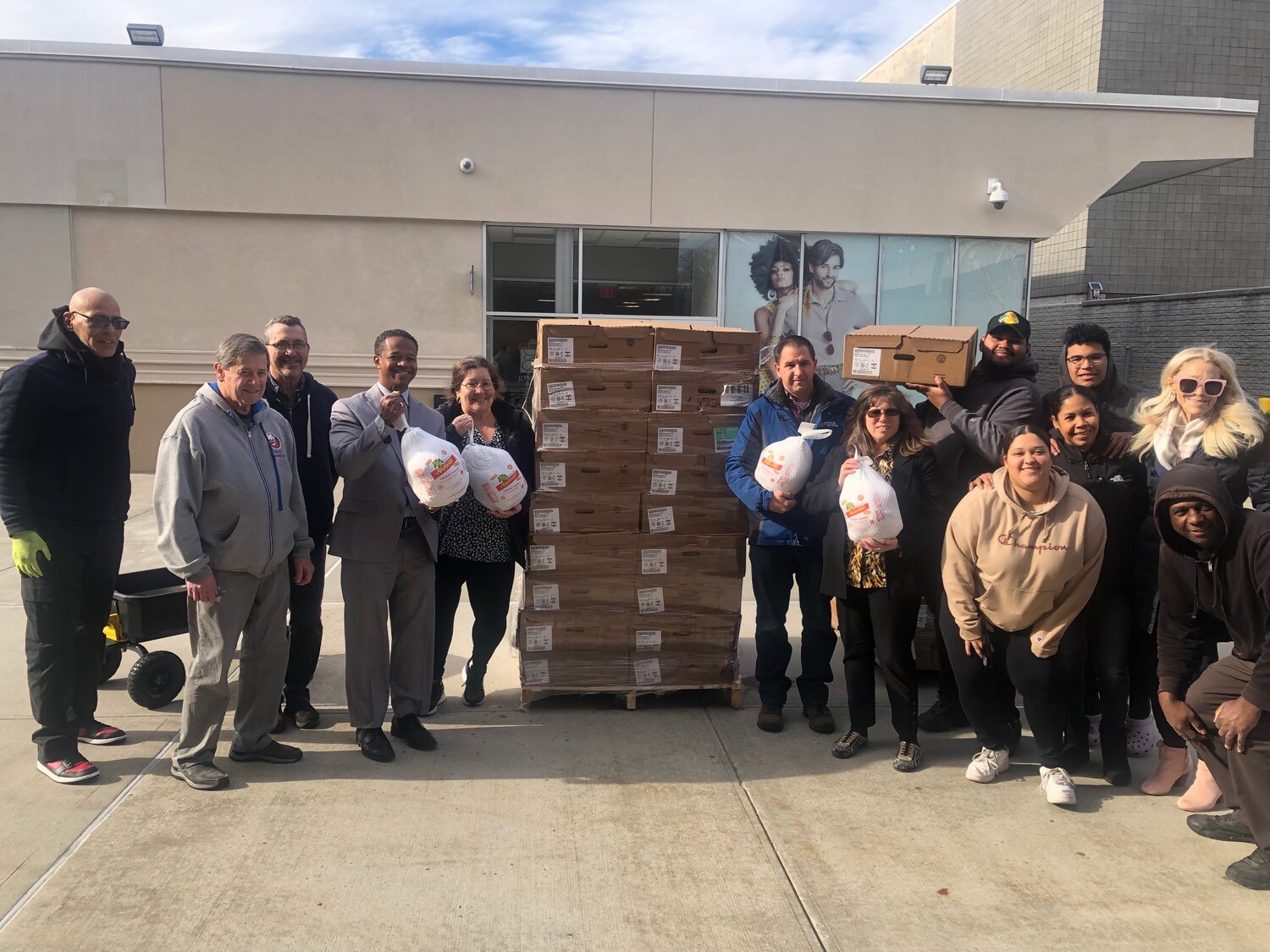 Green Acres hosts terrific turkey giveaway | Herald Community ...