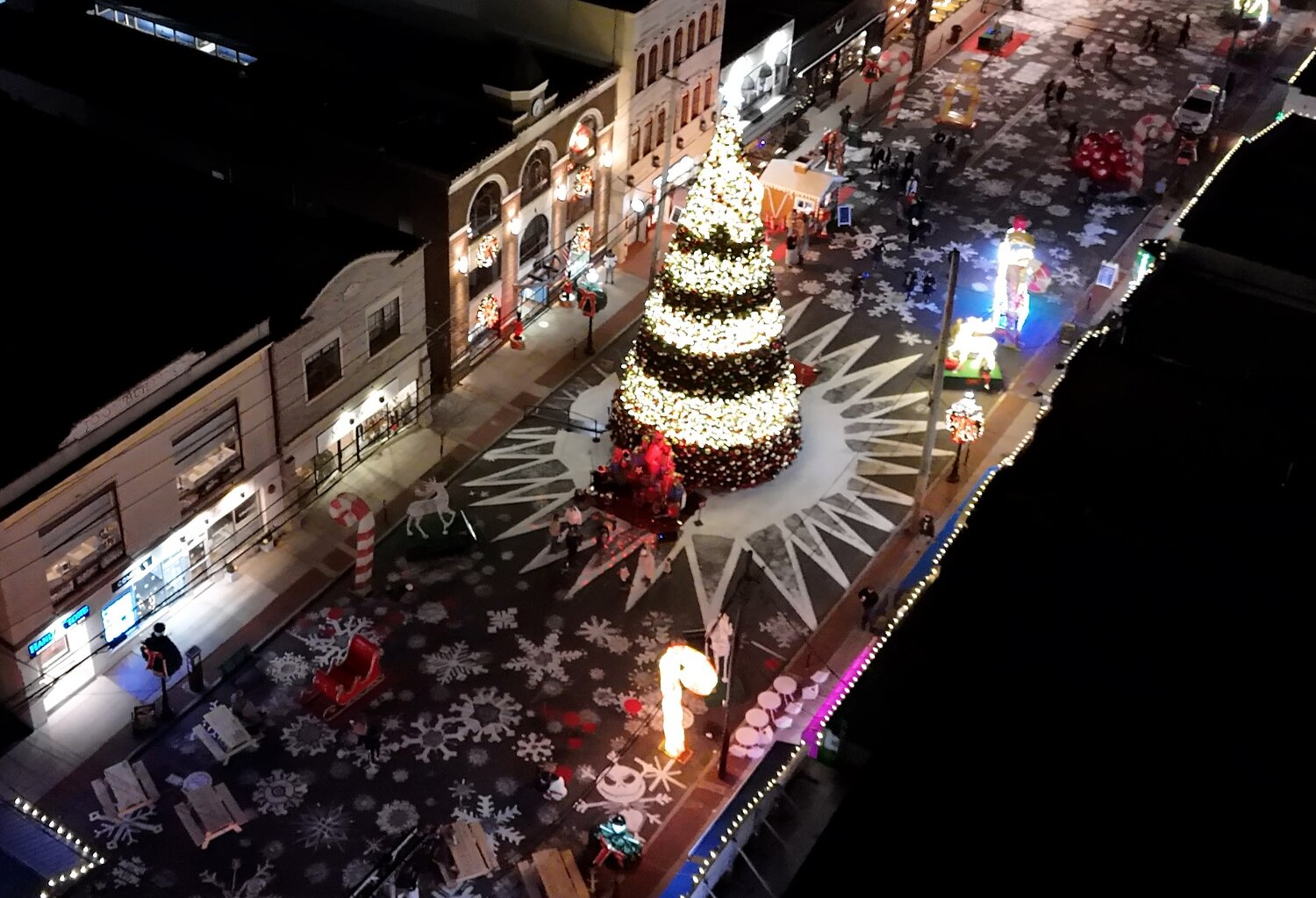 East Meadow artist Cass Jones paints annual Long Island holiday display ...