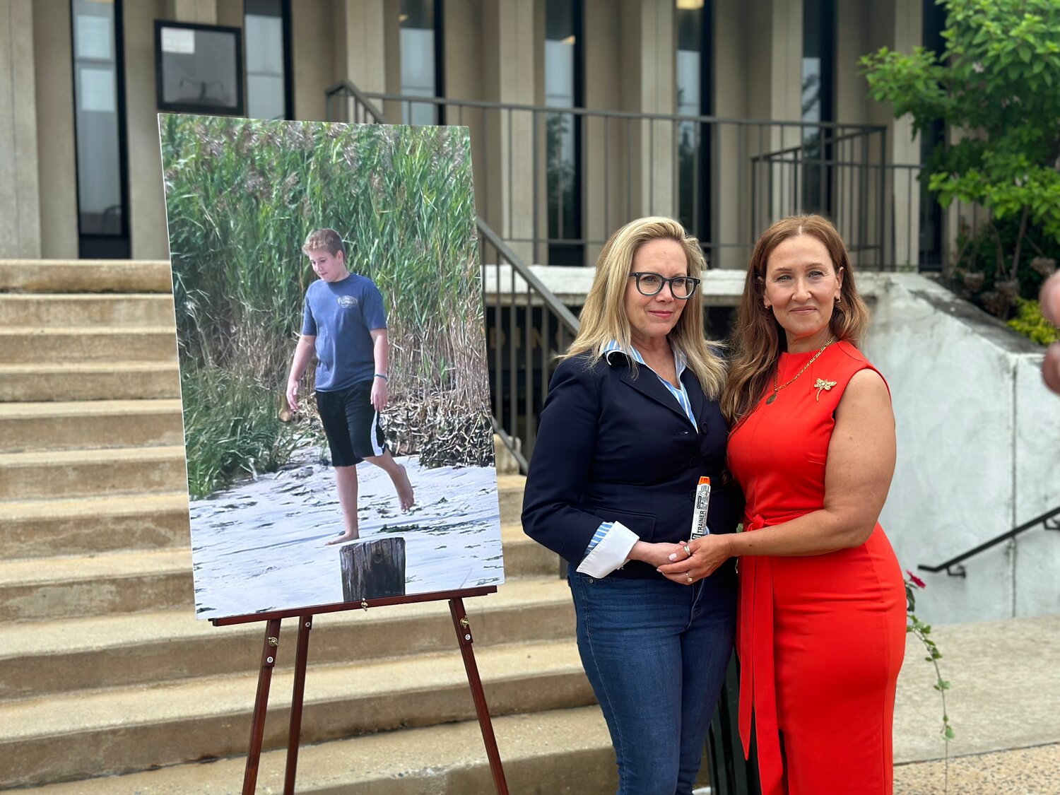 Reps. Laura Gillen and Andrew Garbarino push nationwide EpiPen access ...